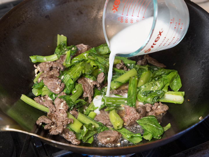 Pho Xao Thit Bo - Vietnamese Stir Fried Rice Noodles with Beef