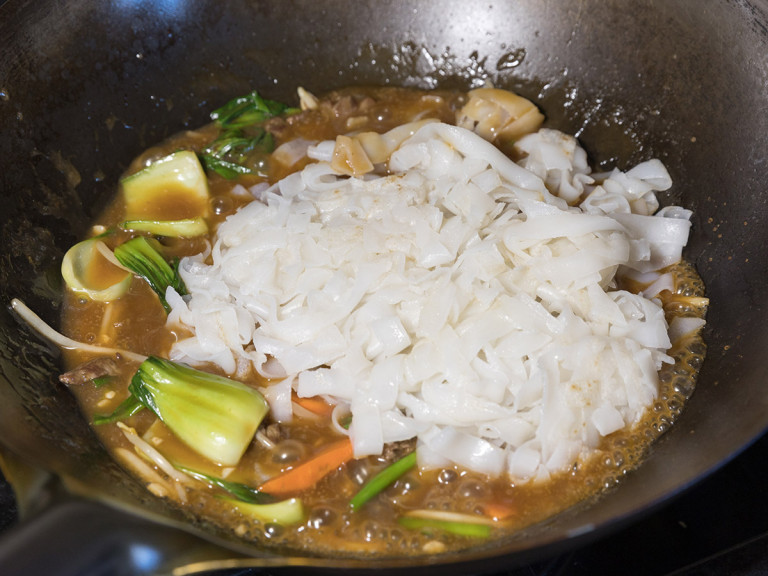 Hu Tieu Xao - Vietnamese Stir-Fried Flat Rice Noodles